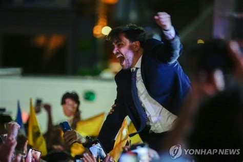 아르헨 대선 결선투표 종료후 소리치는 지지자 연합뉴스
