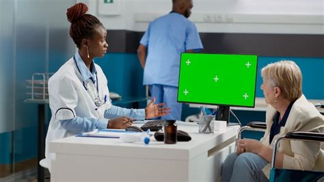 Spezialist Zeigt Auf Computer Mit Greenscreen Display Bei Untersuchung