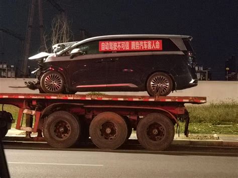 开腾势d9使用智驾，出了事故用板车拖着拉“自动驾驶不可信”的横幅。 得益于现在很 腾势d9社区 易车社区