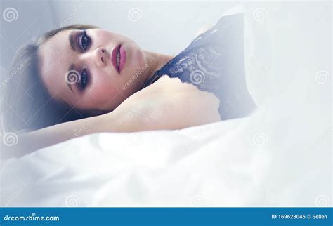 Mujer Sexy En La Cama Foto De Archivo Imagen De Sensual