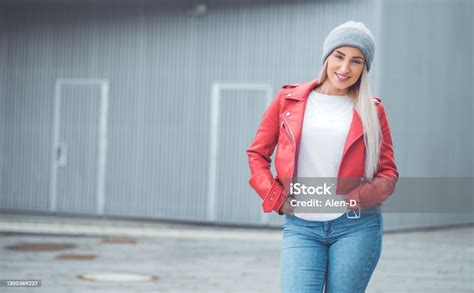 카메라를 바라보는 미소 얼굴을 가진 아름다운 젊은 여성의 초상화 야외 일광 캐주얼 한 옷을 입고 귀여운 소녀 20 24세에 대한 스톡 사진 및 기타 이미지 Istock