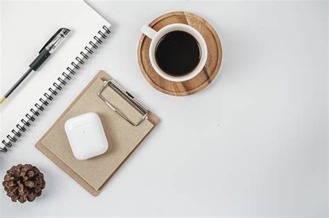 빈 노트북 컴퓨터 키보드 및 기타 사무용품이있는 흰색 사무실 책상 테이블 복사 공간이있는 상단보기 평평한 평신도 0명에 대한 스톡 사진 및 기타 이미지 Istock