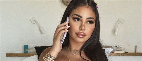 Son visage a complètement changé Maeva Ghennam saffiche sans