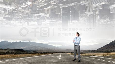 成功高清图片在通往成功的道路上自信的商人站在道路上，双臂交叉在胸前人像图片免费下载格式4300像素编号39399823 千图网