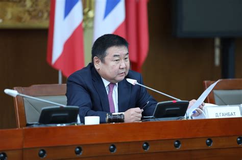УИХ ын гишүүн Д Ганбат 1000 оюутанд тэтгэлэг гардуулж байна E Mn
