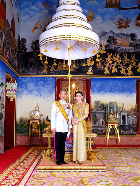 พระบาทสมเด็จพระเจ้าอยู่หัว และพระราชินี พระราชทานพระบรมฉายาลักษณ์ให้ประชาชน