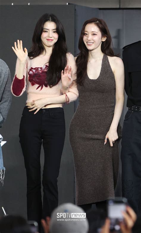 포토s 한소희 전종서 다정하게 팔짱 끼고