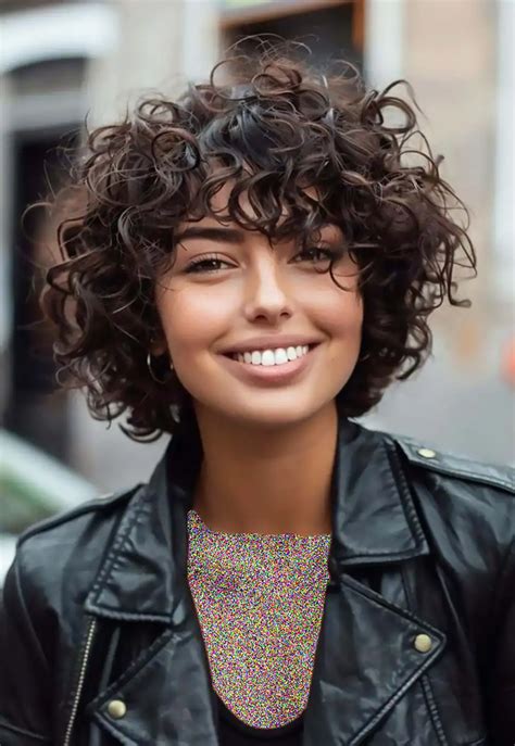 مدل کوتاهی برای موهای فر و وز جدیدترین ترند های سال 2024