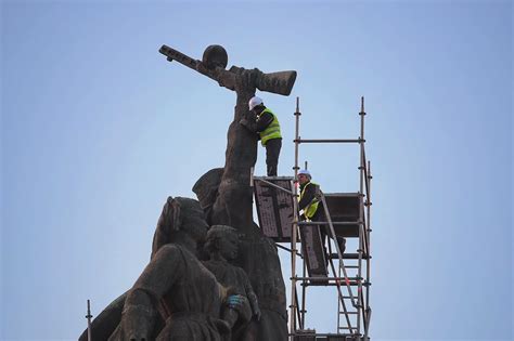 Министерството на културата наредило да спре демонтажа на Паметника на Съветската армия Вяра