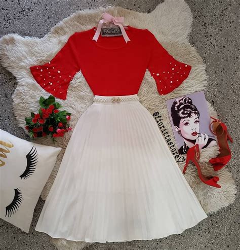 O AM r está no ar blusa vermelha tricot detalhes pérolas saia plissada branca