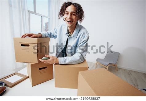 imágenes de Happy smiling man unpacking boxes Imágenes fotos y vectores de stock