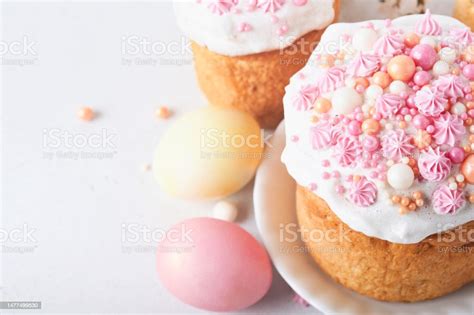 흰색 착빙과 설탕 장식 유색 계란 흰색 테이블 위에 벚꽃 나뭇가지가 있는 전통적인 부활절 달콤한 빵 또는 케이크 다양한 봄 부활절 케이크 행복한 부활절 날 선택적 초점