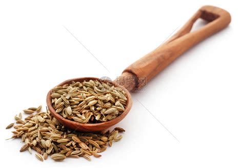 白色背景中木勺中的茴香籽高清图片下载 正版图片505177506 摄图网