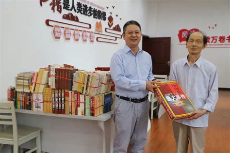 传递爱心共享书香——因公牺牲干警家属捐赠图书澎湃号·政务澎湃新闻 The Paper