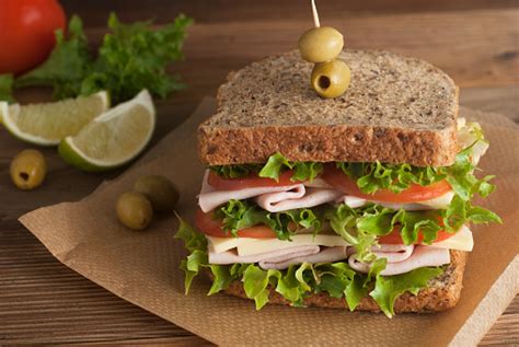 햄 치즈 양상추 토마토 그린 올리브와 함께 더블 샌드위치 곡물의 빵 간식 또는 음식 빼앗아 검은 배경 갈색에 대한 스톡 사진 및 기타 이미지 Istock