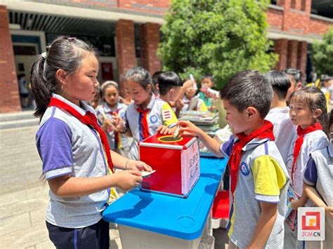 自贡市龙湖实验学校：致敬最美劳动者 开展爱心义卖活动实践少先队员刘晓丹