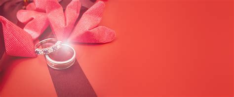 페이스 북과 웹 배너 디자인 및 붉은 종이 심장과 결혼 반지에서 발렌타인의 날 개념에서 사랑 개체에 대 한 빨간색 배경 장식 2월에 대한 스톡 사진 및 기타 이미지 Istock