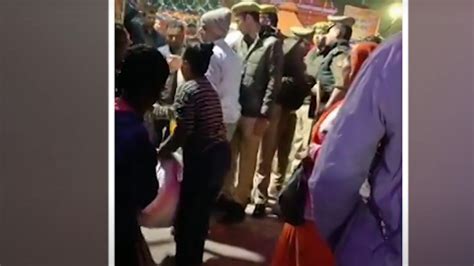 फिर दिखा यूपी पुलिस का असंवेदशील चेहरा गोरखपुर में दारोगा ने महिला को
