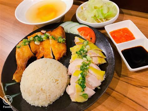 潮星州海南雞飯．叻沙專賣 因應肉食主義者的需求 我們推出了海南雙拼飯 歡迎品嘗看看 ️ 潮星州來到亞東誠品一個多月了 今天回應一些客人的