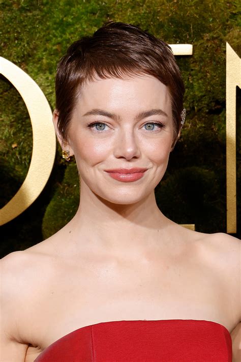 See How Emma Stones Golden Globes Gown Came To Life