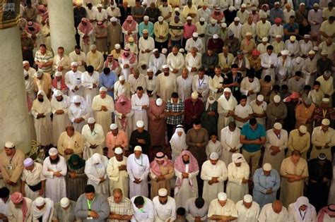 بالصور جموع المصلين يؤدون أول صلاة جمعة في شهر رمضان بالمسجد النبوي