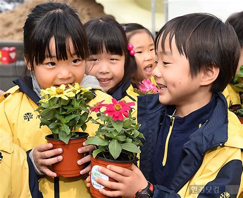 꽃보다 아름다운 아이들의 미소 한국경제