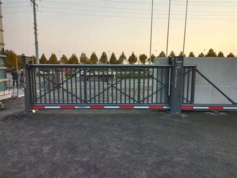即墨诚鑫汽车 财门智能悬浮门案例 电动门工程案例 青岛鸿长丰门业有限公司