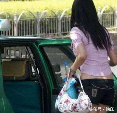 的士司机晚上拉了一位女乘客，第二天早上发现后排有尿渍