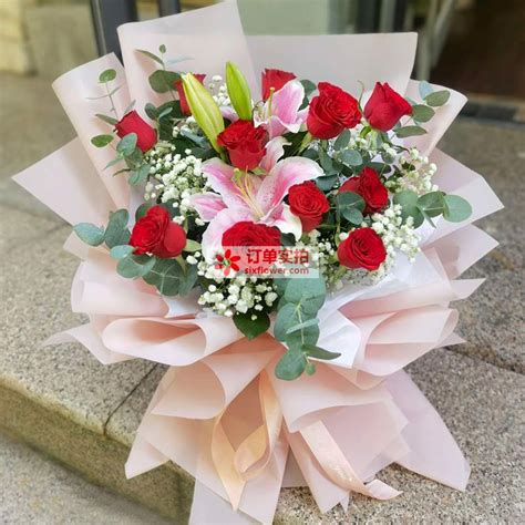 11朵红玫瑰百合全世界里只有一个你 六朵花