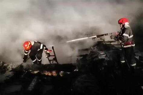 DePrahova Incendiu în Ploiești la o hală de producție tâmplărie Au ars kg deșeuri