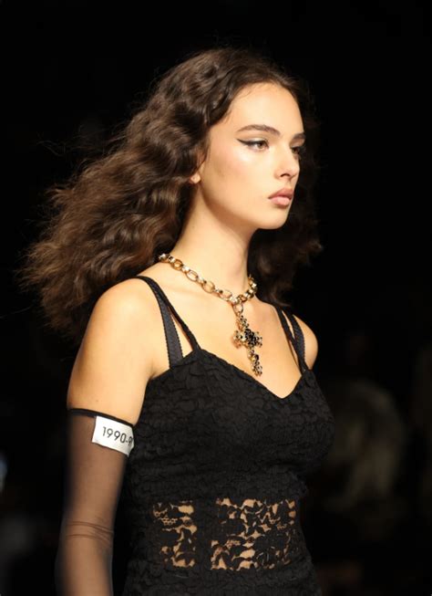 18 წლის დევამ დედა დაჩრდილა მონიკა ბელუჩის ქალიშვილის დაუვიწყარი გამოჩენა Dolce And Gabbana ს