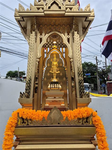 สนท อัญเชิญ “พระสยามเทวาธิราช” ขึ้นบุษบก เกิดพระอาทิตย์ทรงกลด