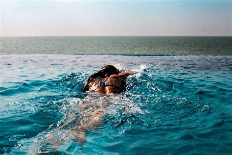 Style De Rampement De Natation De Jeune Femme Dans Une Piscine Avec La