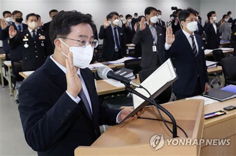 증인선서 하는 김동연 경기도지사