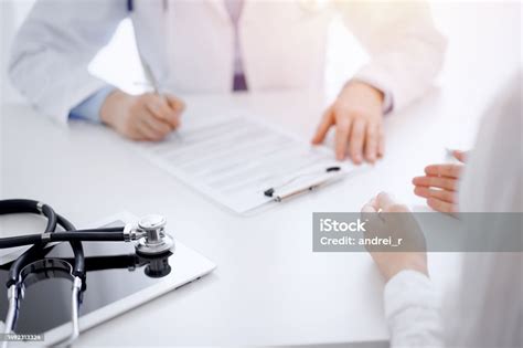 청진기는 의사 앞에서 태블릿 컴퓨터에 누워 있고 환자는 배경에 서로 마주보고 앉아 있습니다 의학 의료 개념 2명에 대한 스톡