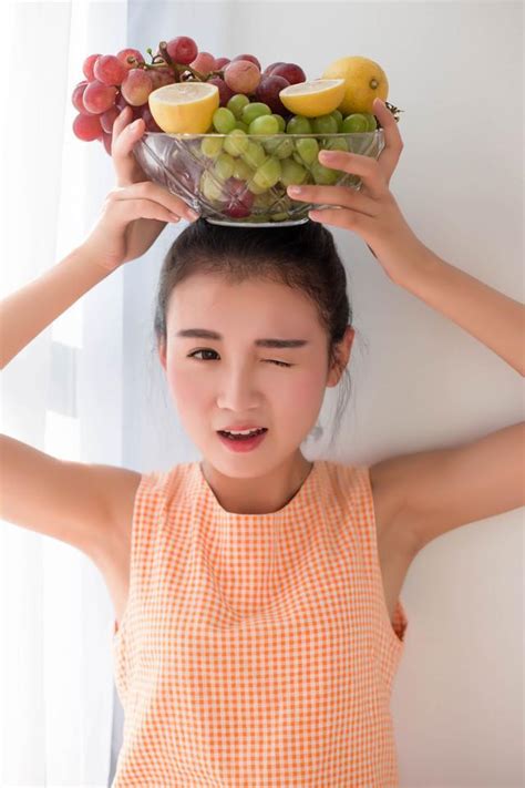 愛吃水果的女孩長得就是水靈 每日頭條