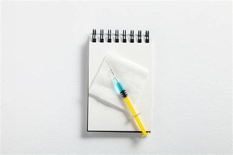 항생제 함량이 있는 주사기가 있는 의료노트북이 흰색 배경에 놓여 있습니다 의료 기록에 대한 스톡 사진 및 기타 이미지 의료