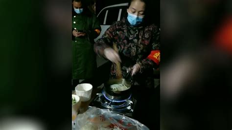 暖！小镇夫妻深夜“带锅”出门 为卡点防疫人员做鸡汤米线驱寒