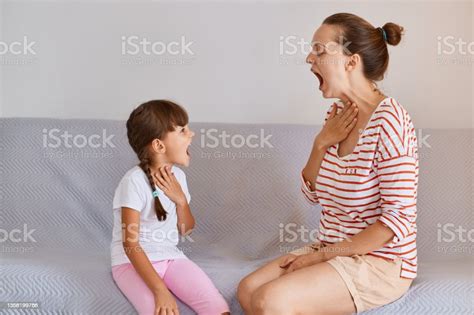 전문 여성 언어 치료사는 교사 훈련 관절 후 반복 말하기 향상을위한 언어 수업을 갖는 아이 소녀 아이와 음성 결함에 노력하고