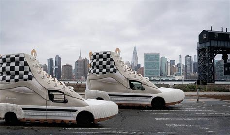 Đôi giày Vans khổng lồ tại New York khiến người đi đường phải ngoái