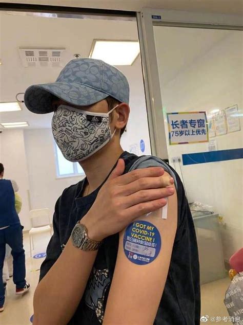 经纪人证实萧敬腾上海接种新冠疫苗 此前与医护合照曝光 新浪图片