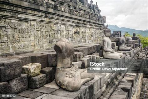 Candi Borobudur Candi Buddha Terbesar Di Dunia Foto Stok Unduh Gambar