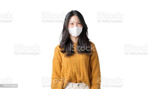 얼굴 마스크를 착용 하는 젊은 아시아 여자 는 흰색 배경에 고립 된 감염 코로나 바이러스를 방지 20 24세에 대한 스톡 사진