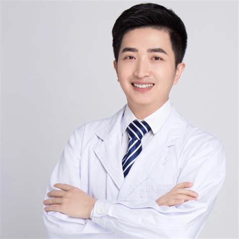 症状及患病时长：长了很多红点点，很痒，持续了三个月 就医及用药情况：目前没有用药 需要解答的问题：怎么缓解和消退 皮肤科丁香医生
