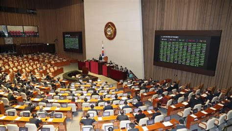 총선·지방선거 출마연령 만 18세로공직선거법 개정안 국회 본회의 통과