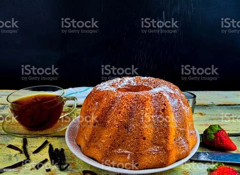 구식 나무 배경에 모래 홍차와 조각의 바닐라 컵 케이크 소박한 흰색 바탕에 달걀 노 른 자 스폰지 케이크 모래 케이크에 설탕을