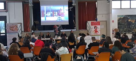 Il Club Per LUNESCO Di Latina Con I Giovani Parlando Di Diritto Alla Salute ConTatto