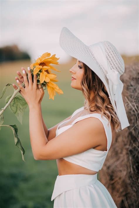 Девушка в шляпе с подсолнухом Шляпа Подсолнухи