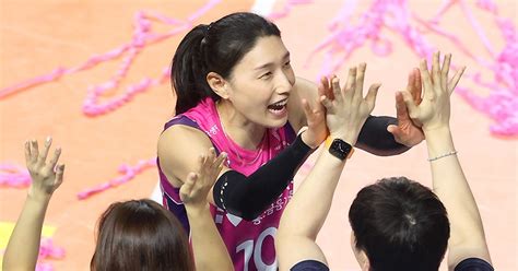 아직 시즌 중인데김연경 전격 은퇴선언 한국배구 레전드 결국 선수 생활 접는다