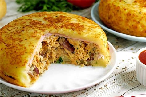 Batata recheada de frigideira simples e prática de fazer sua família